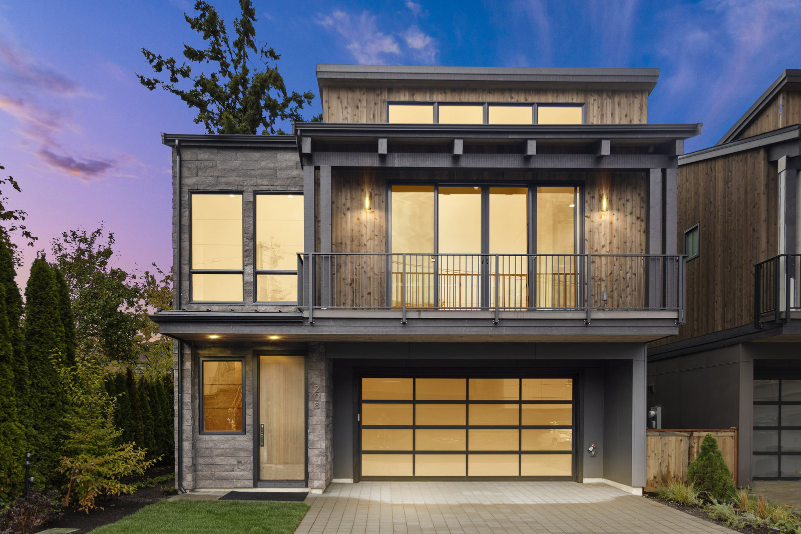 208 3rd Ave S