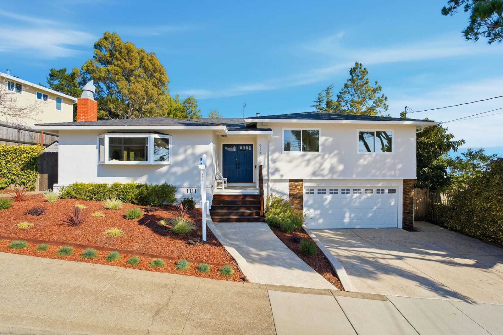 915 Crestview Dr